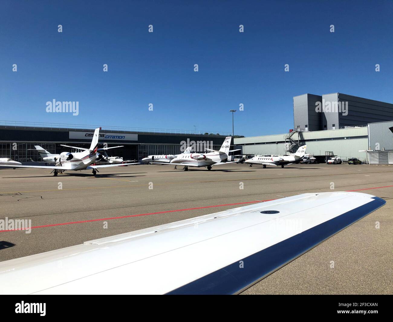 Aircraft parking apron hi-res stock photography and images - Alamy