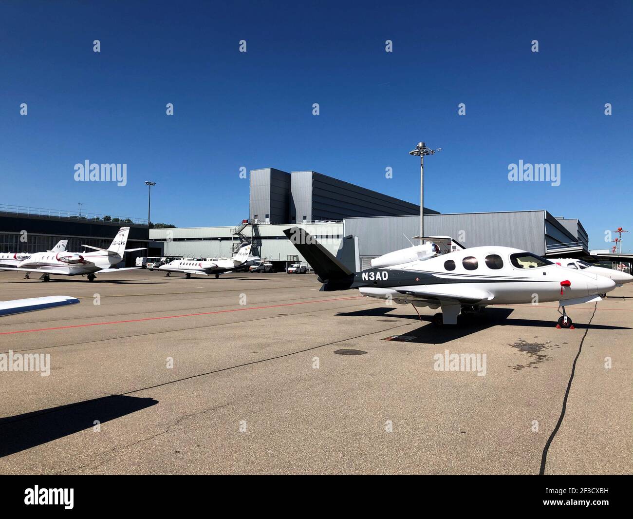 Aircraft parking apron hi-res stock photography and images - Alamy
