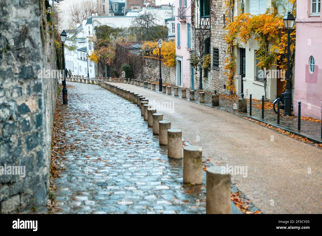 Cobblestone medieval paris hi-res stock photography and images - Alamy