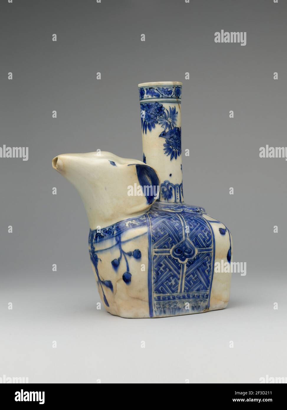 Elephant shaped kendi hi-res stock photography and images - Alamy