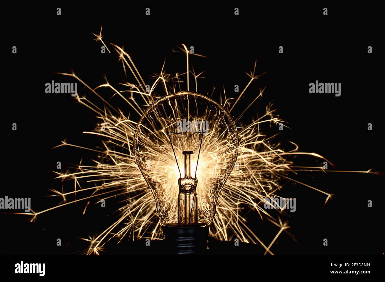 Light bulb in darkness hi-res stock photography and images - Alamy
