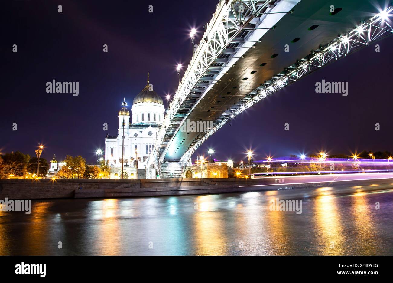 View of the Moskva River and the Christ the Savior Cathedral (at night ...