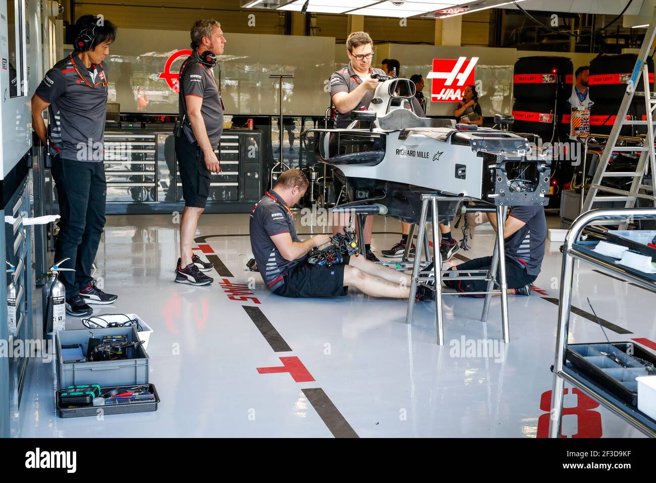 Haas f1 team mechanics hi-res stock photography and images - Alamy