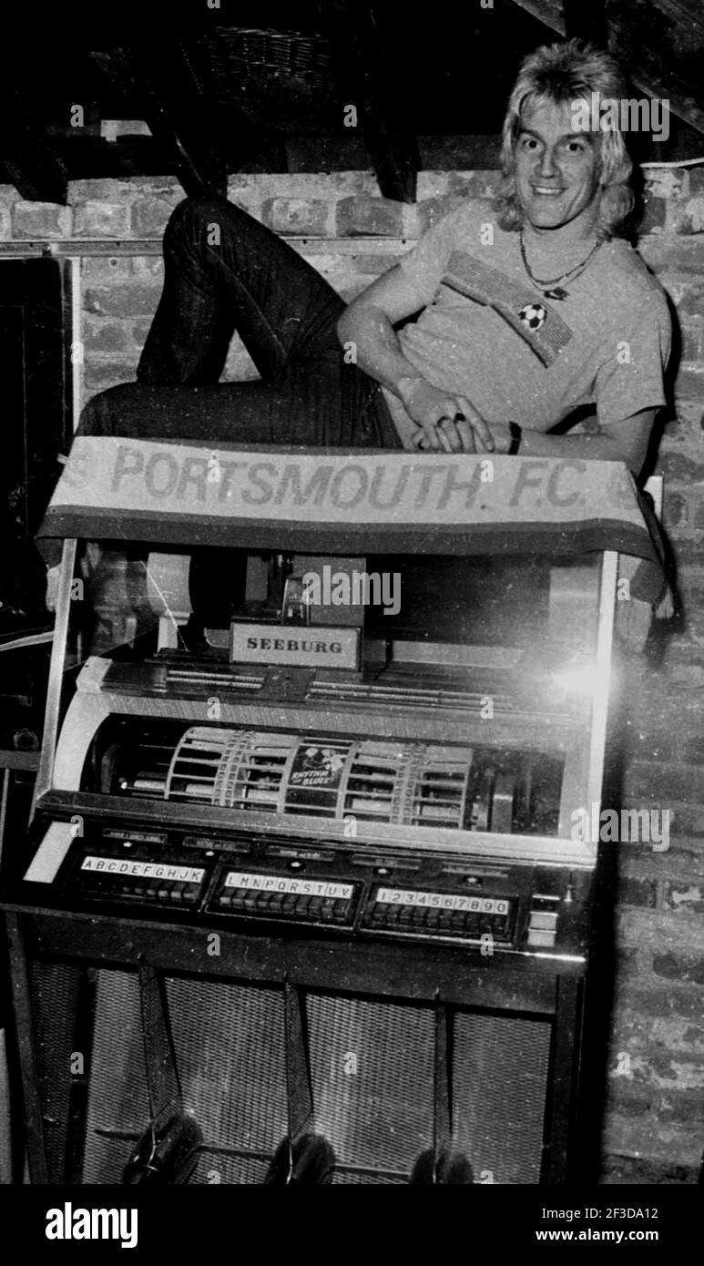 PORTSMOUTH F.C, POMPEY ALAN BILEY WITH HIS JUKEBOX. PIC MIKE WALKER ...