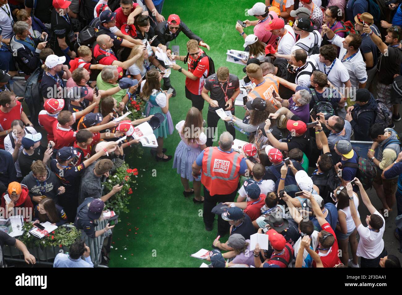 VETTEL Sebastian (ger), Scuderia Ferrari SF71H, GROSJEAN Romain (fra ...