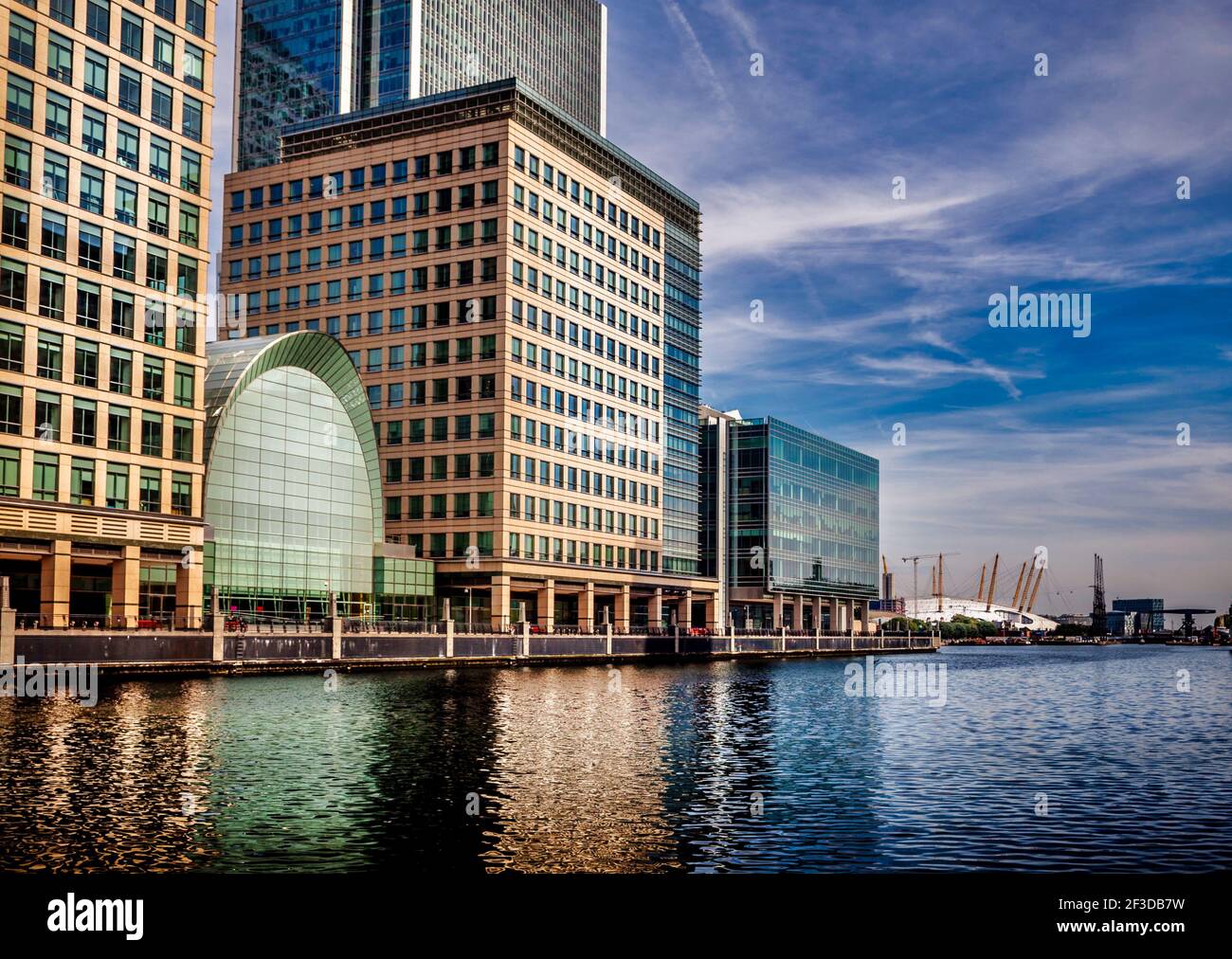 London docklands area hi-res stock photography and images - Alamy