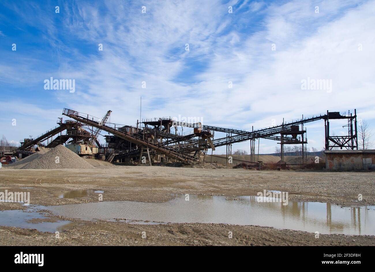 Crushing machinery, cone type rock crusher, conveying crushed granite ...