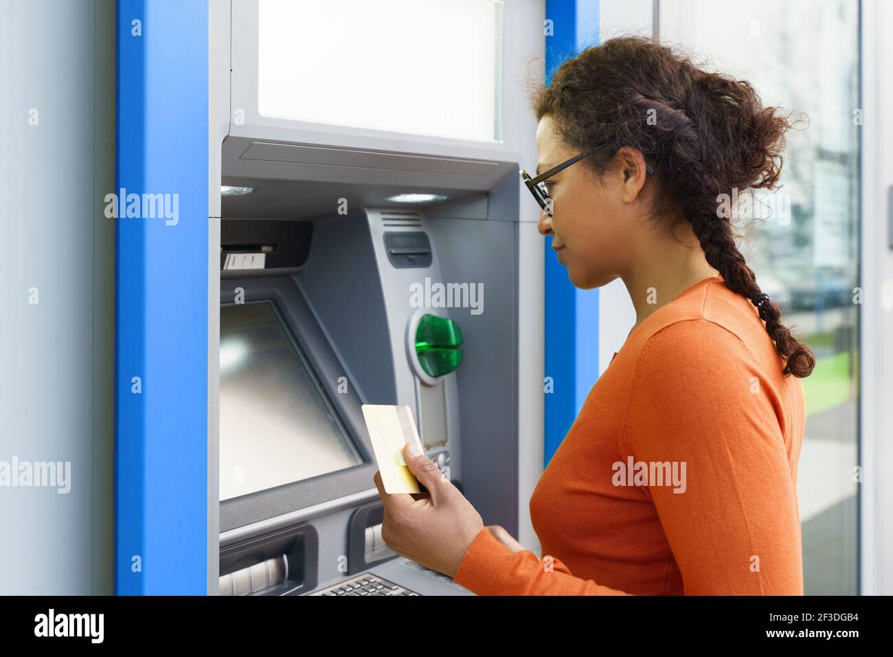 Woman card machine payment hi-res stock photography and images - Alamy