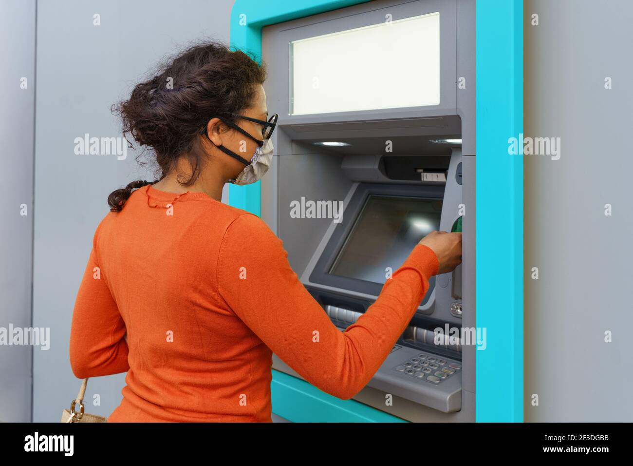 Person withdrawing cash hi-res stock photography and images - Alamy