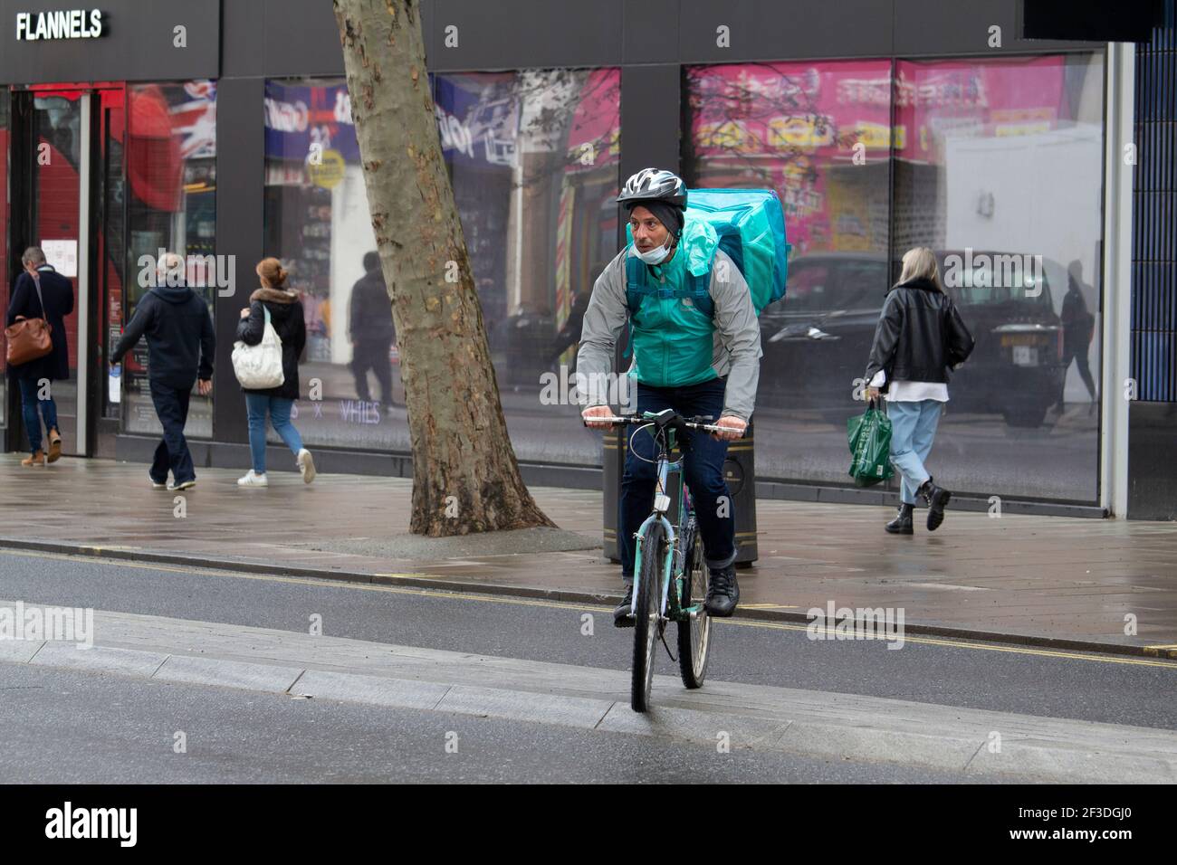 Deliveroo delivery cyclist Oxford Street London Stock Photo - Alamy
