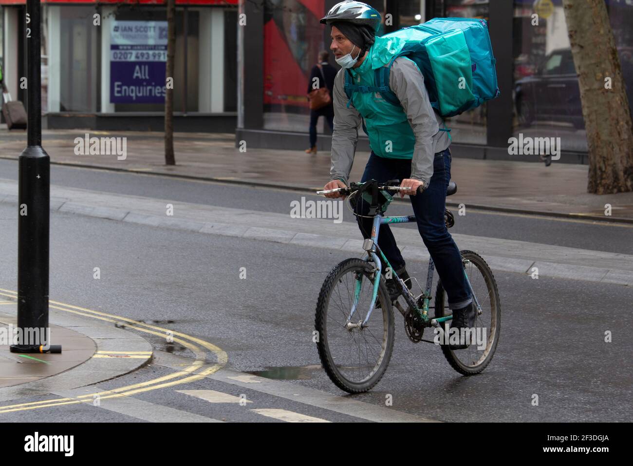 Deliveroo delivery cyclist Oxford Street London Stock Photo - Alamy
