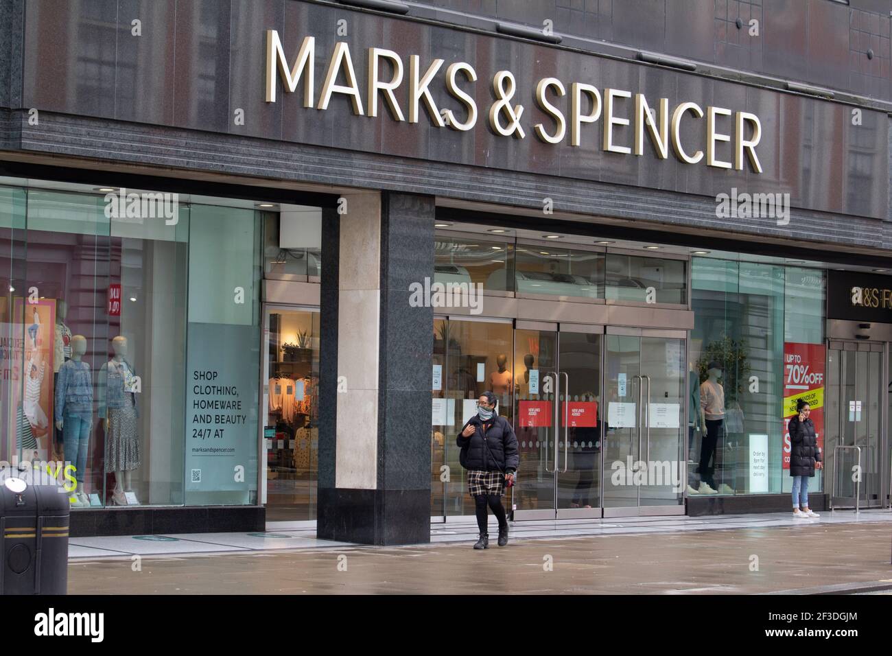 Marks & spencer oxford street hi-res stock photography and images - Alamy