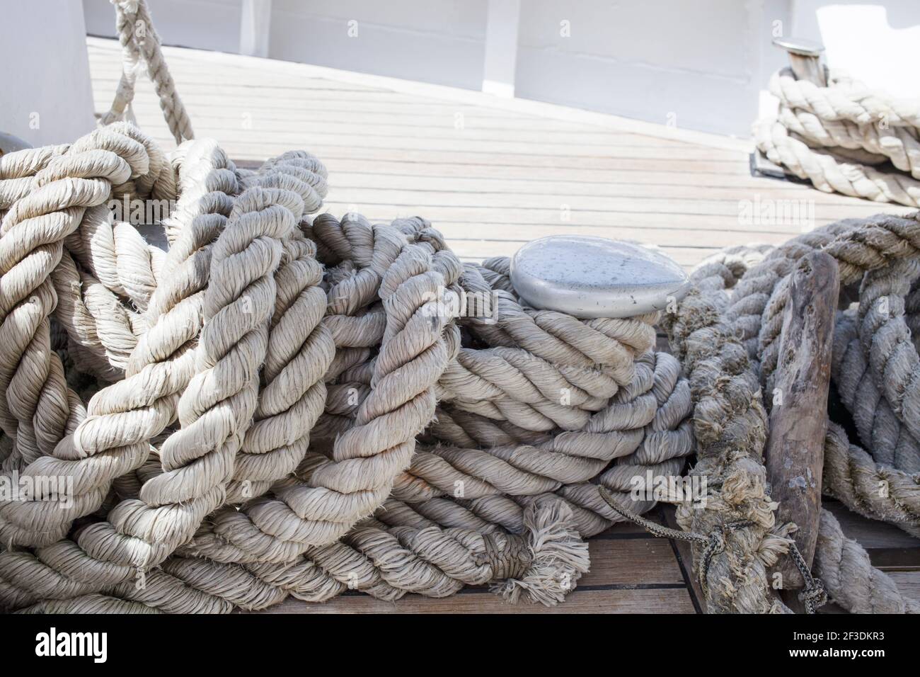 Mooring line on deck of boat Stock Photo - Alamy