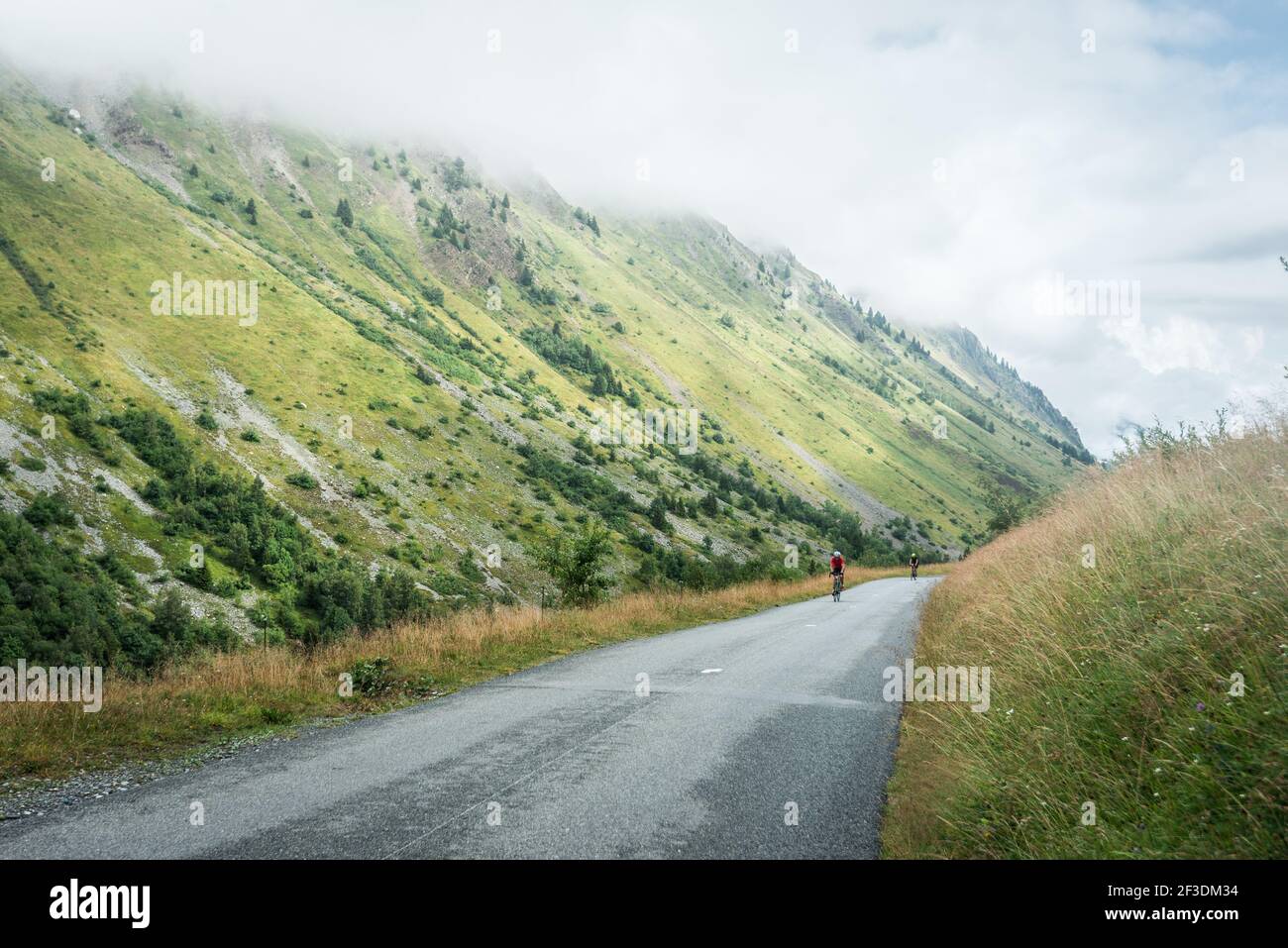 Road alongside mountain hi-res stock photography and images - Alamy