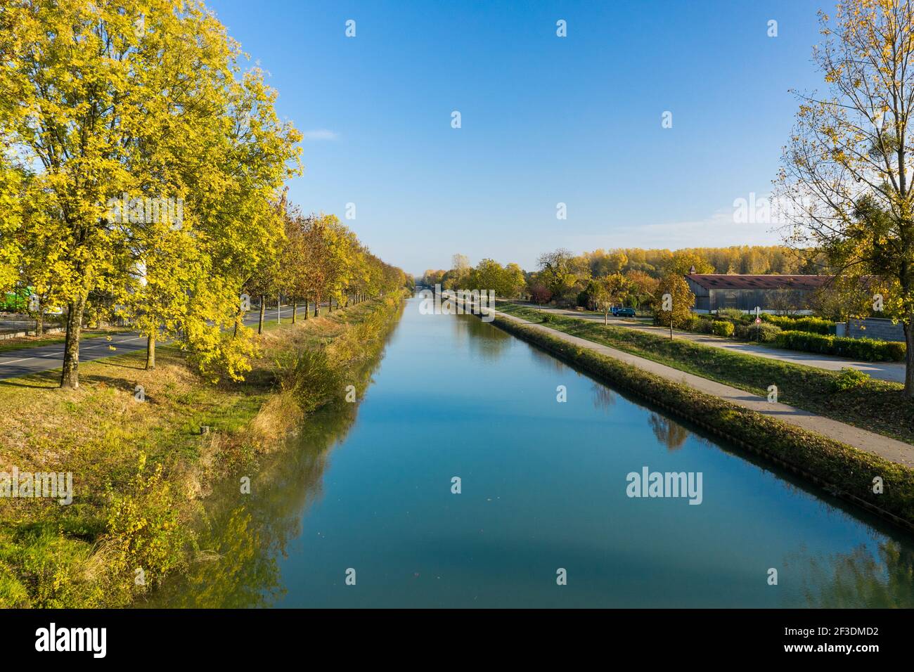 Roadside lake hi-res stock photography and images - Alamy