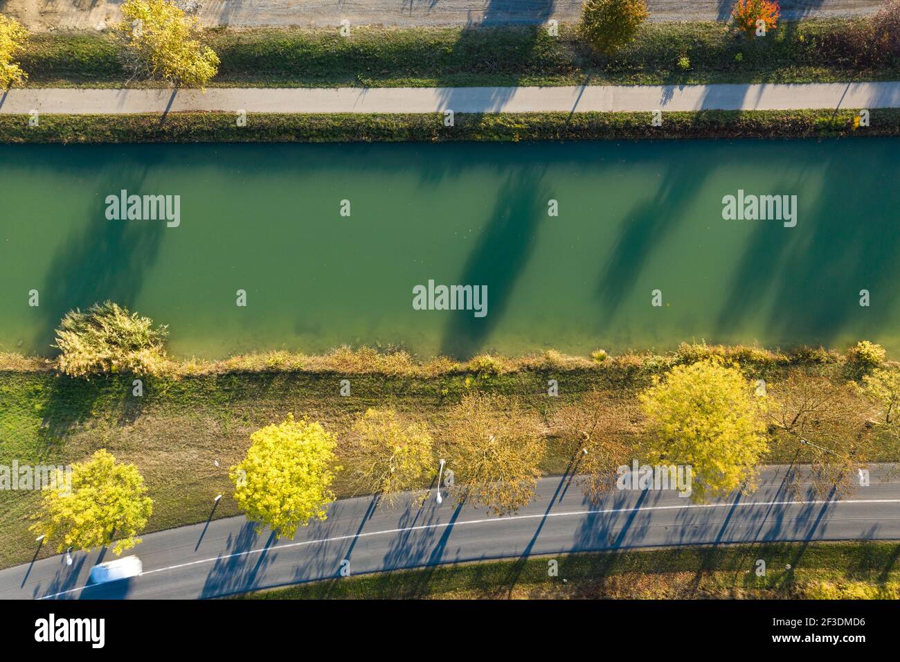 roadside lake view Stock Photo - Alamy