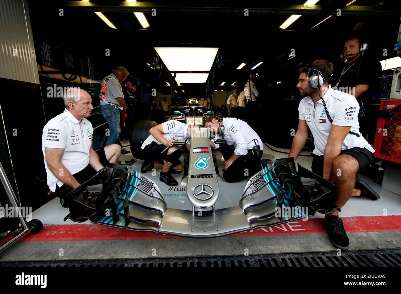 Mercedes AMG F1 Petronas GP W09 Hybrid EQ Power+, front wing change ...