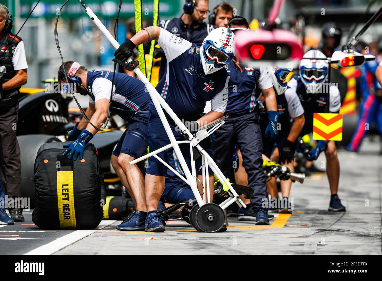Williams f1 mechanics hi-res stock photography and images - Alamy
