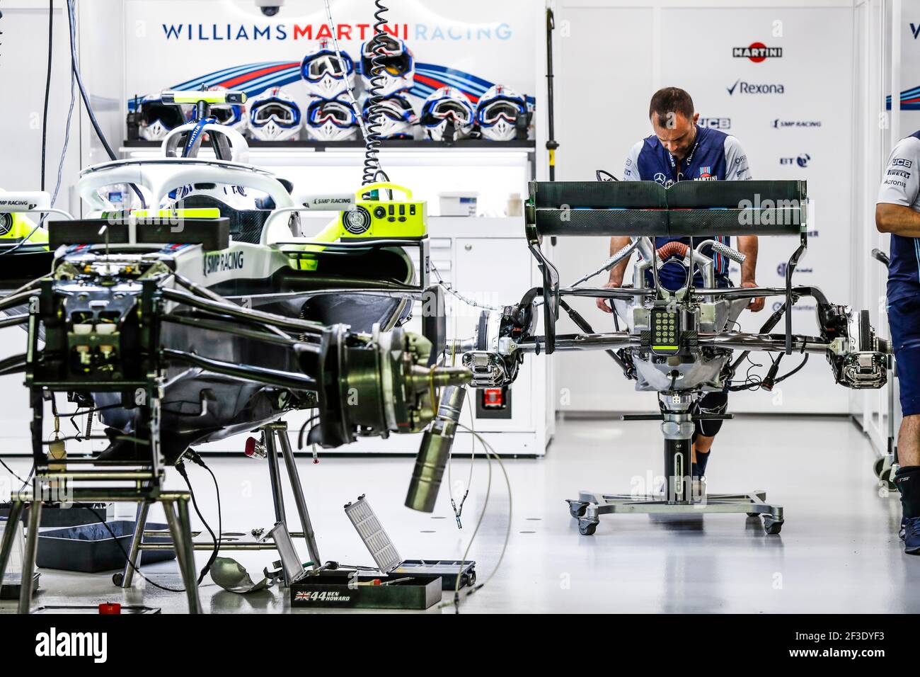 Williams f1 mechanics hi-res stock photography and images - Alamy