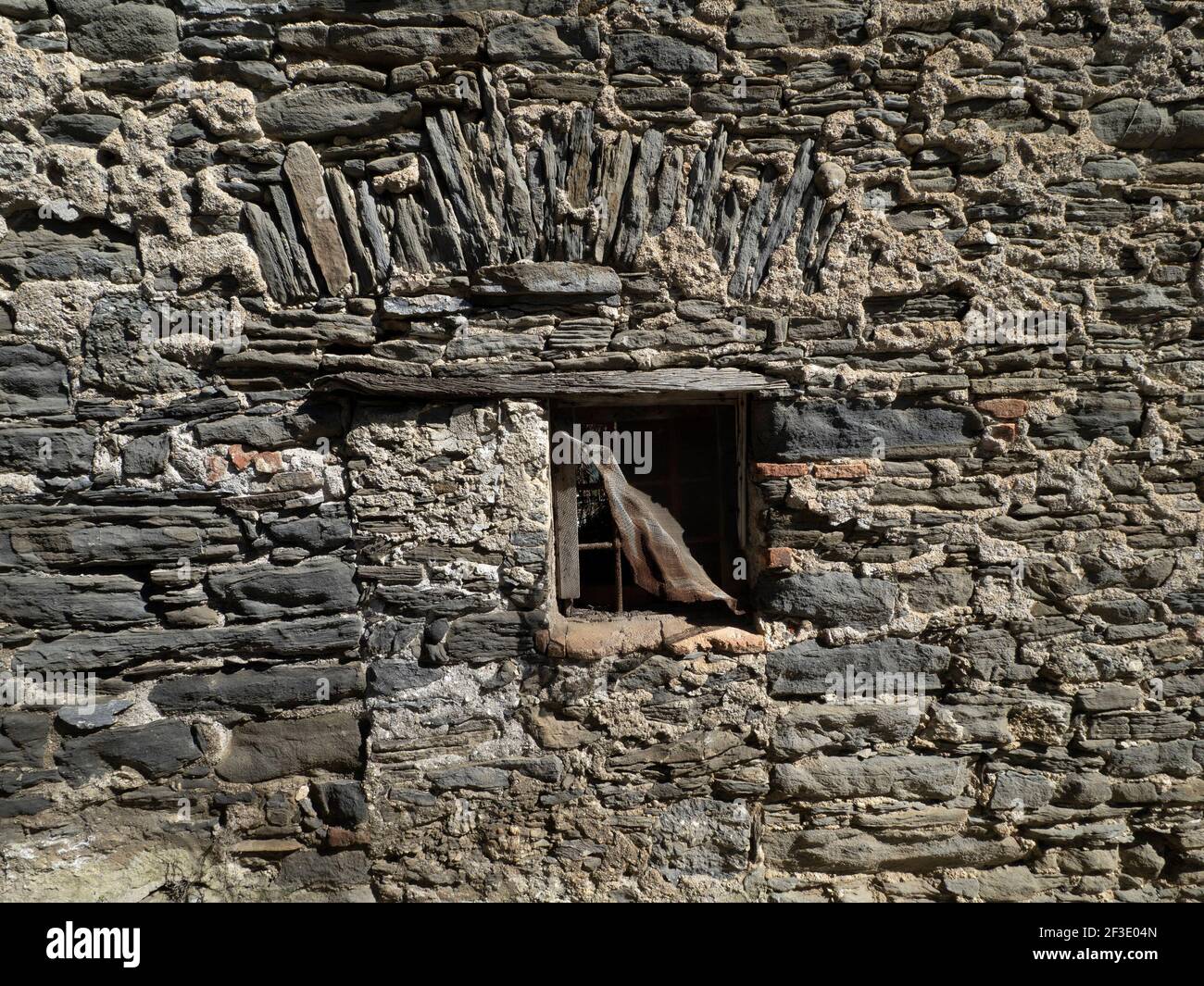 Old small window on medieval italian stone house Stock Photo - Alamy