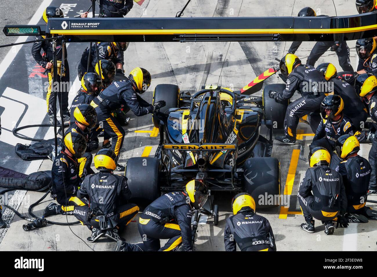 SAINZ Carlos (spa), Renault Sport F1 Team RS18, action pitstop during ...