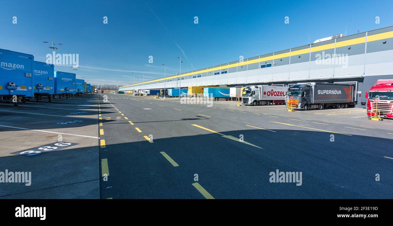 Amazon distribution center aerial hi-res stock photography and images ...