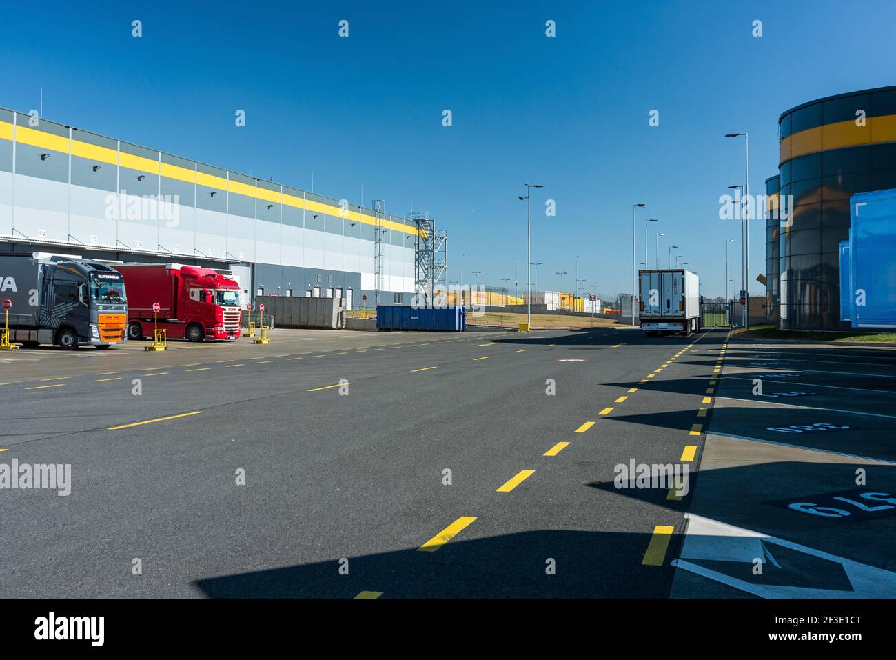 Amazon distribution center aerial hi-res stock photography and images ...