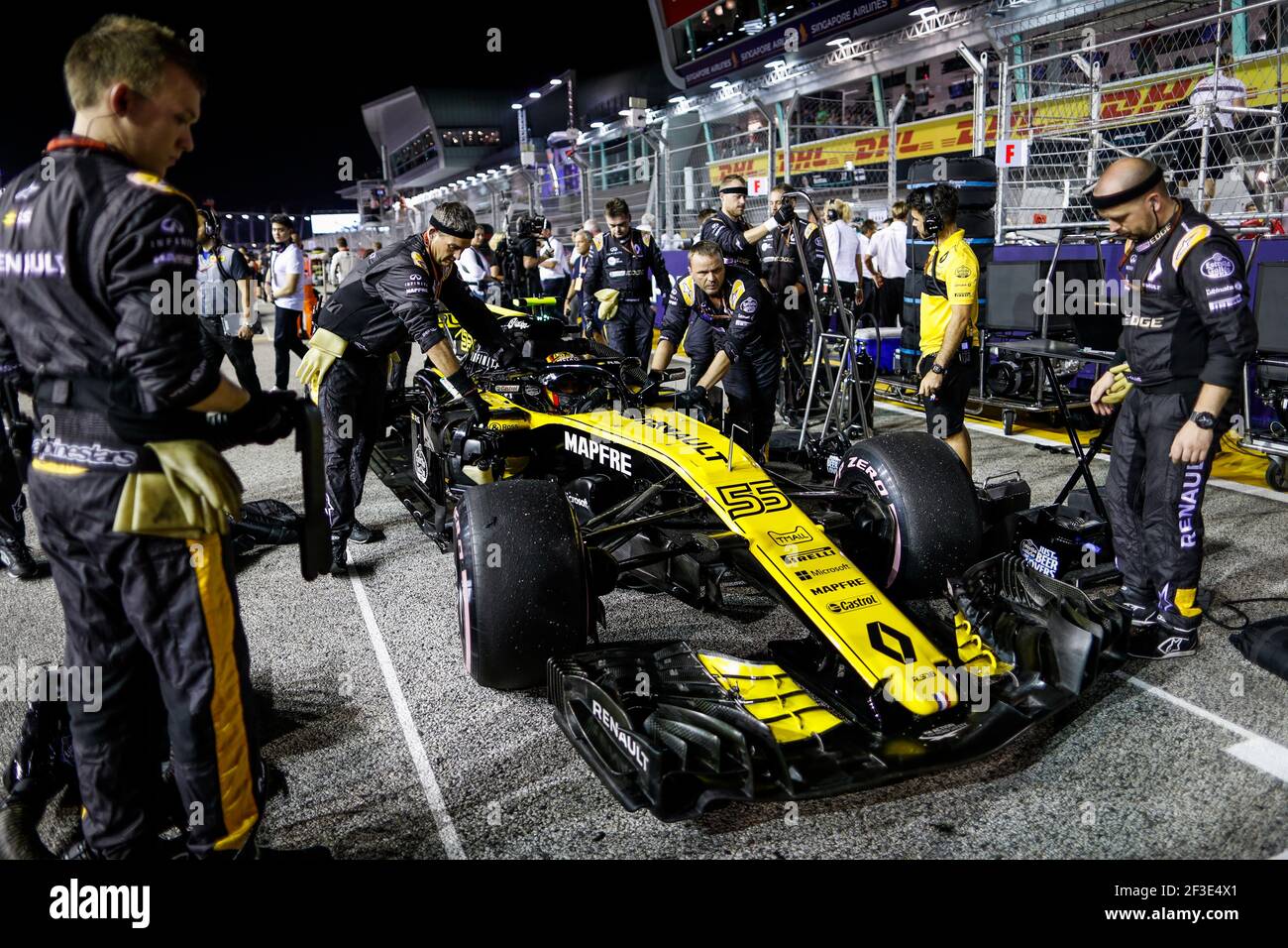 SAINZ Carlos (spa), Renault Sport F1 Team RS18, starting grid during ...