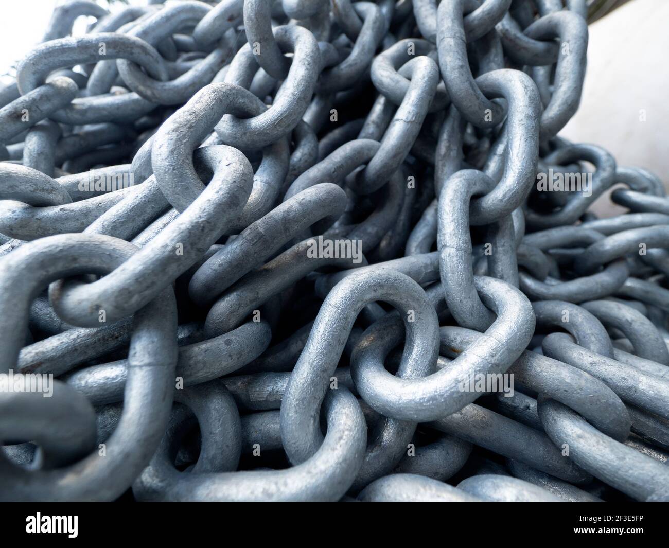 heavy big chains detail close up Stock Photo - Alamy