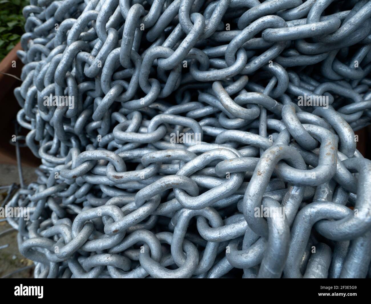 heavy big chains detail close up Stock Photo - Alamy