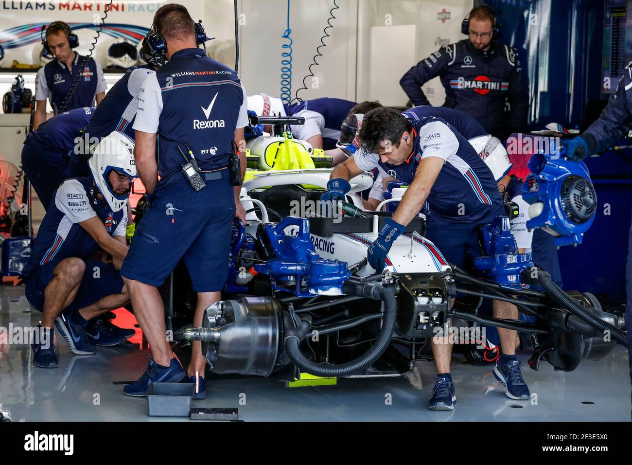 Williams f1 mechanics hi-res stock photography and images - Alamy