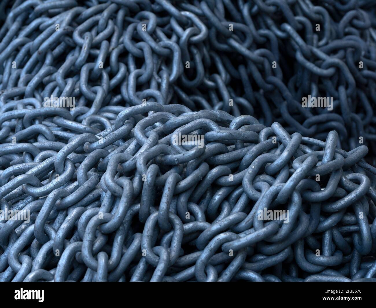 heavy big chains detail close up Stock Photo - Alamy