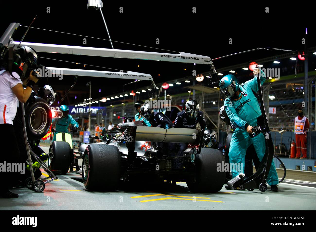 HAMILTON Lewis (gbr), Mercedes AMG F1 Petronas GP W09 Hybrid EQ Power+, action pitstop during ...
