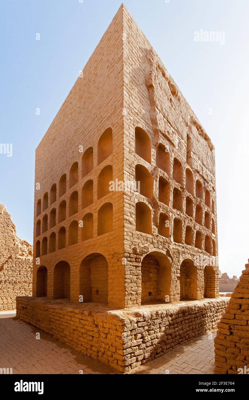 Oasis gobi taklamakan desert hi-res stock photography and images - Alamy