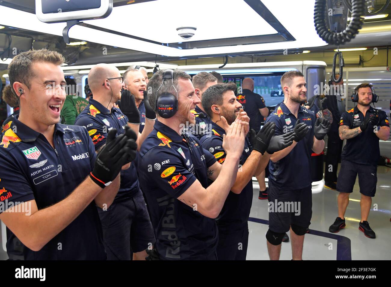 Red bull f1 team mechanics hi-res stock photography and images - Alamy