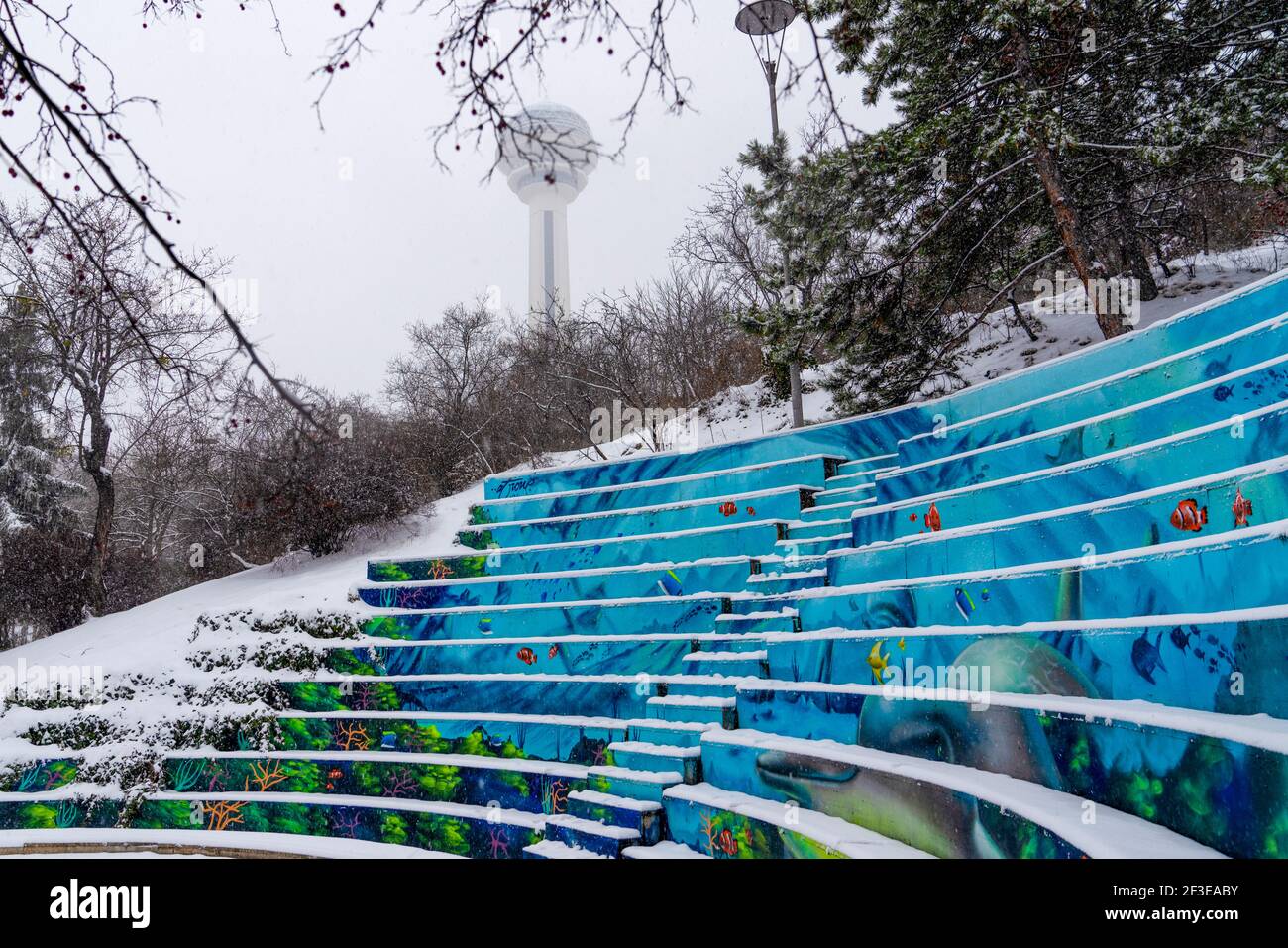 Concrete benches hi-res stock photography and images - Alamy