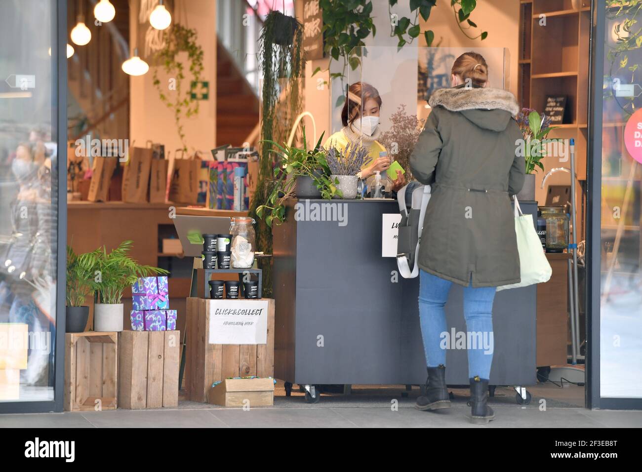 Pick up counter hi-res stock photography and images - Alamy