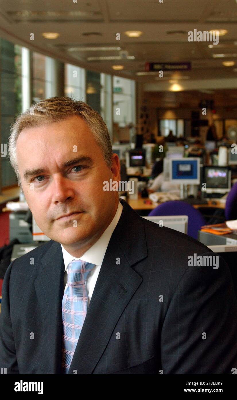 HEW EDWARDS IN THE BBC NEWSROOM.15/7/04 PILSTONHugh Edwards Stock Photo ...