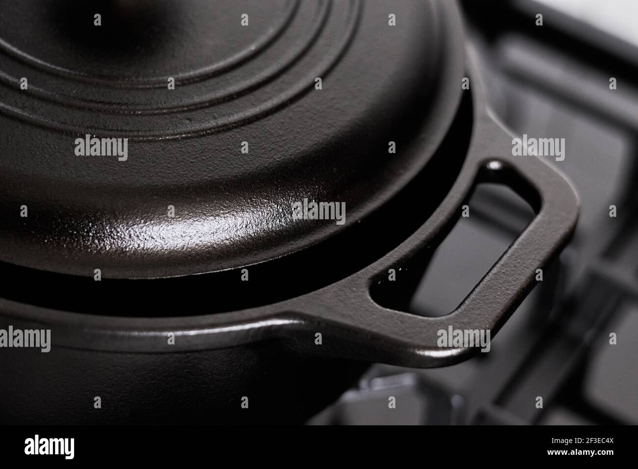 closeup photo of black iron pot in a kitchen Stock Photo - Alamy
