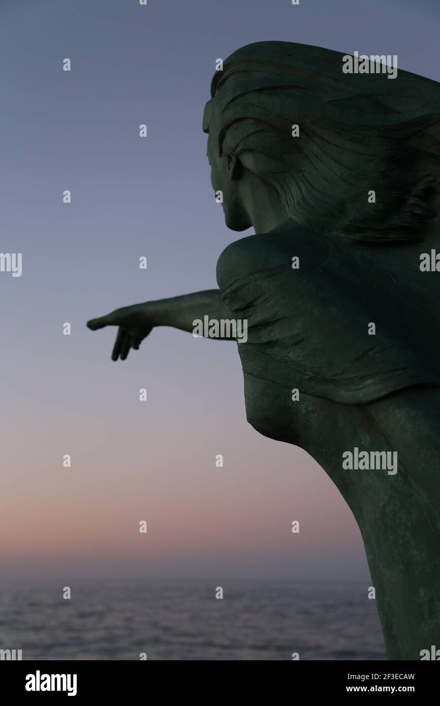 Statue pointing hi-res stock photography and images - Alamy