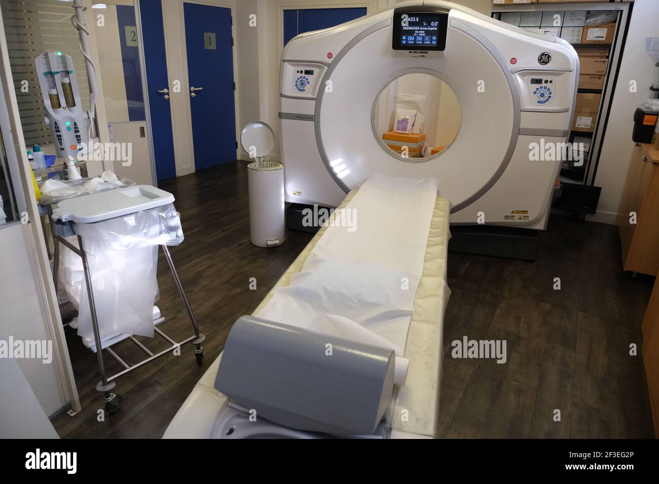 Resuscitation beds hi-res stock photography and images - Alamy