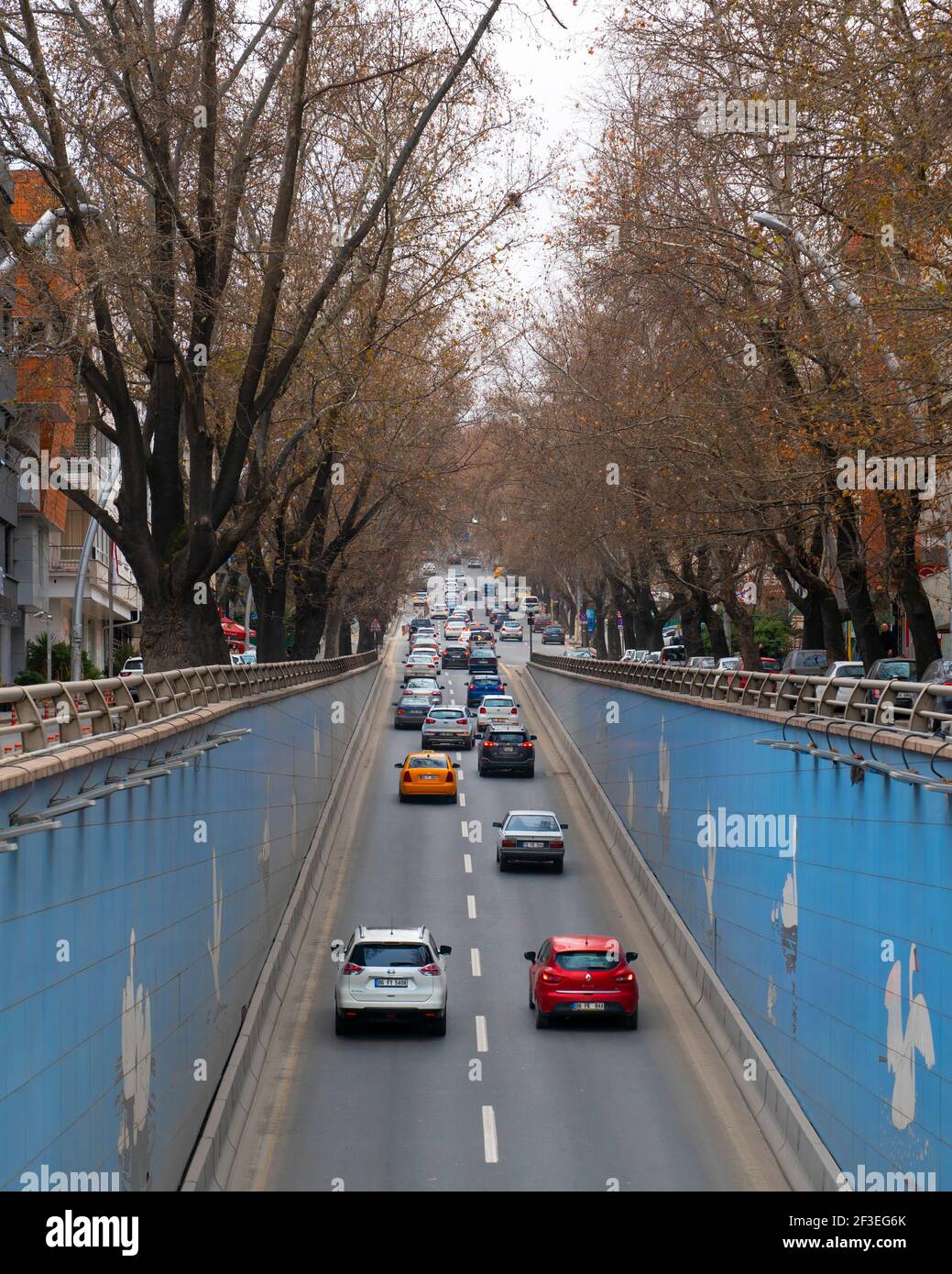 Climbing on traffic light hi-res stock photography and images - Alamy