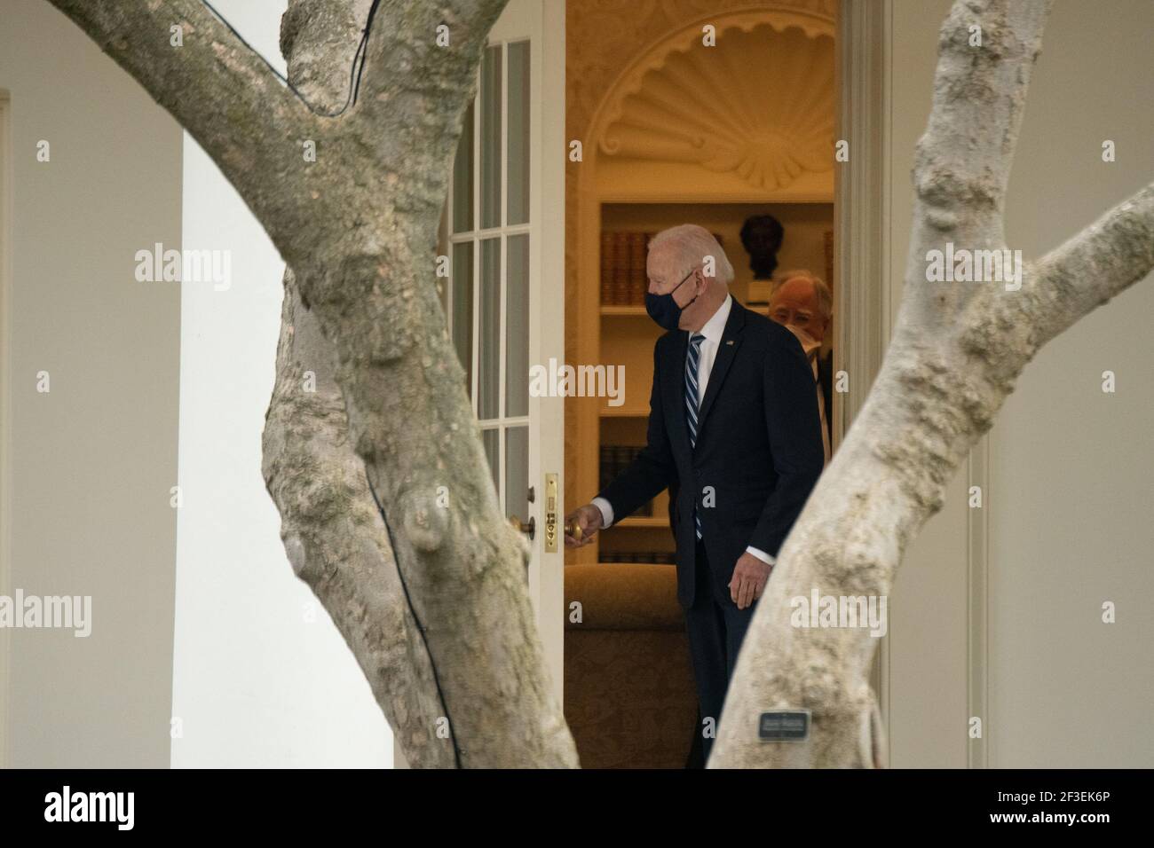 Fanning out hi-res stock photography and images - Alamy