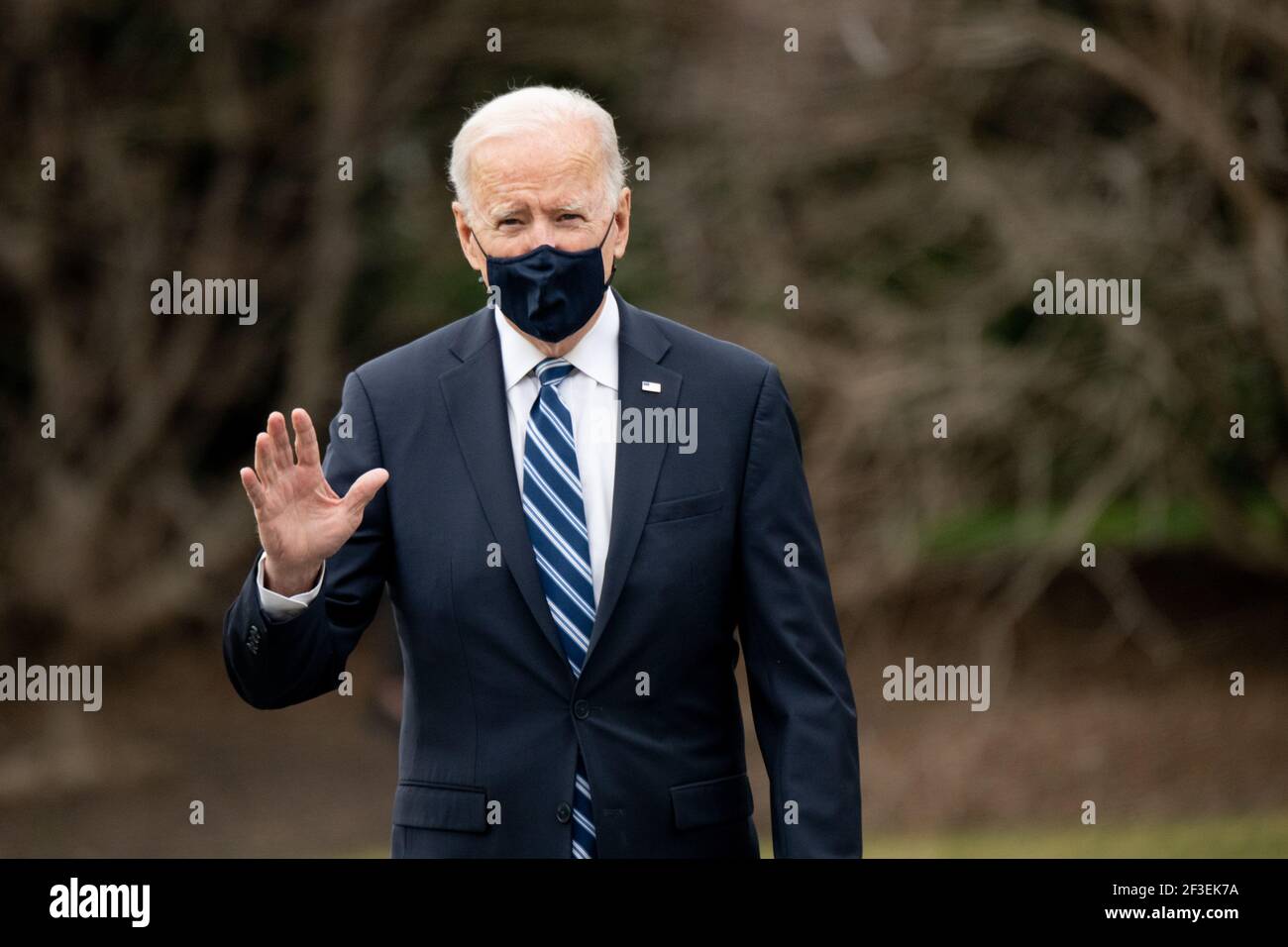 Fanning out hi-res stock photography and images - Alamy