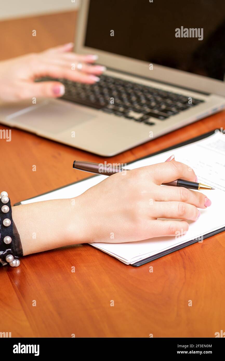 Holding hands under table hi-res stock photography and images - Alamy