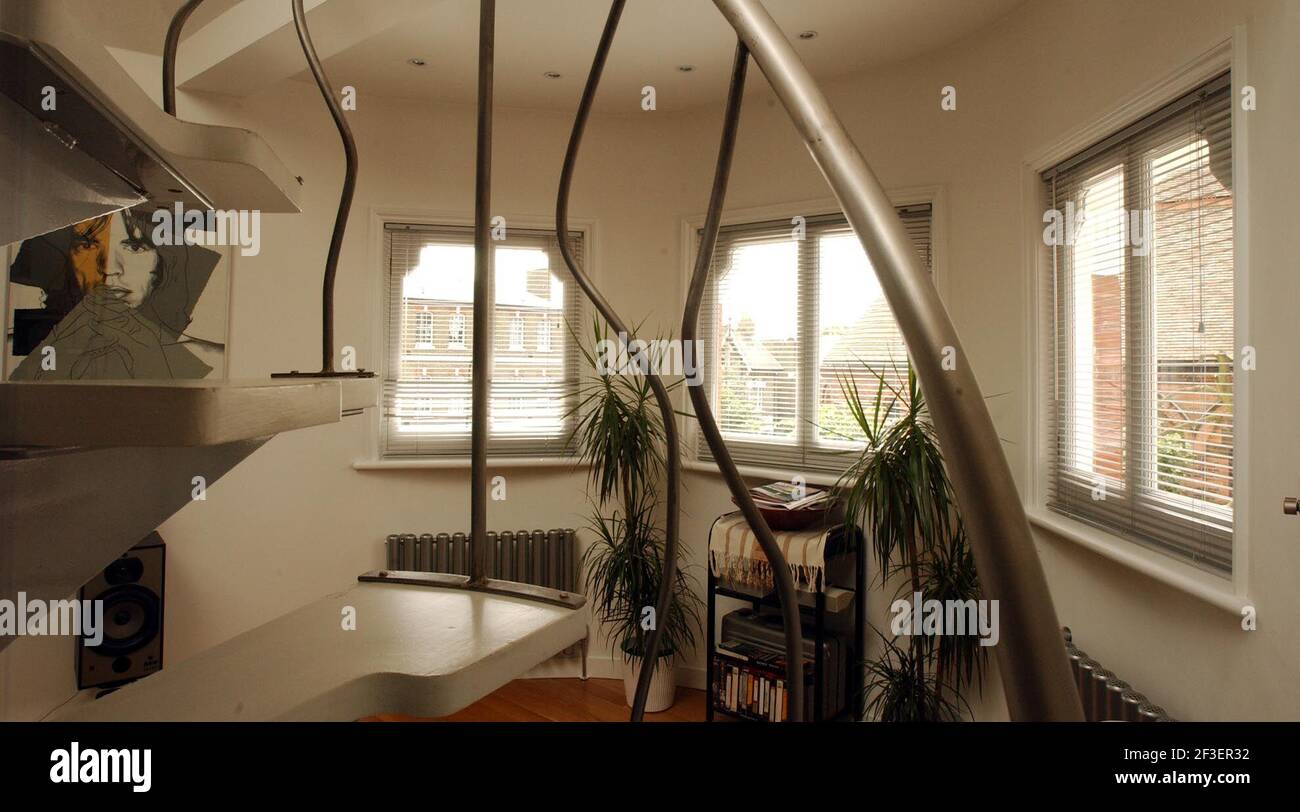 GORDON MCKEE'S HOME IN WEST HAMPSTED STUDIOS.4/6/04 PILSTON Stock Photo ...