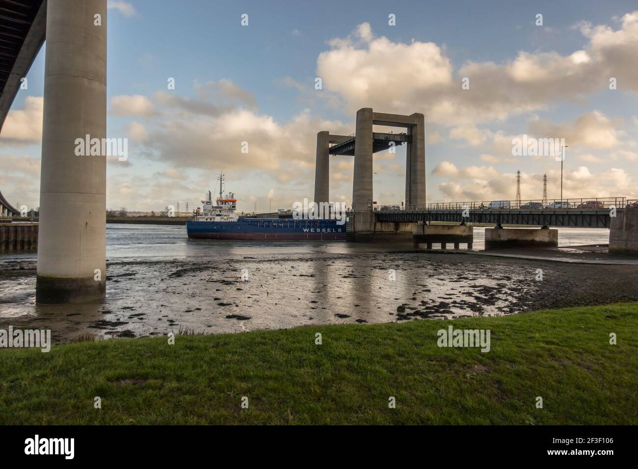 New lifting bridge hi-res stock photography and images - Alamy