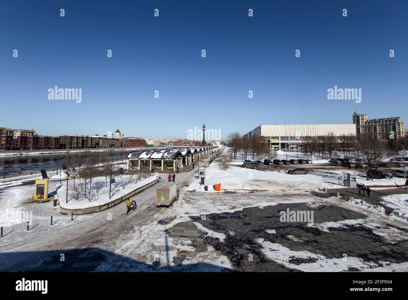 Moskow (Moskva) River embankment and the Piter the Thirst Monument ...