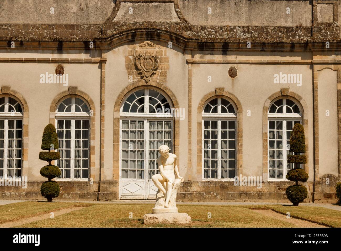 A white marble statue in front of an architectural building Stock Photo ...