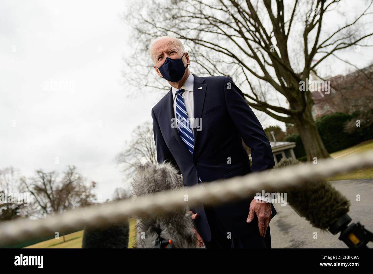 Fanning out hi-res stock photography and images - Alamy